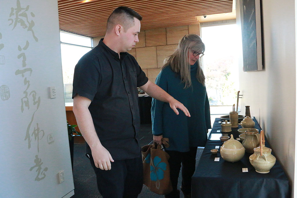 Visit of Artist Gail Batchelor to FGY Art Gallery Christchurch – Fo ...