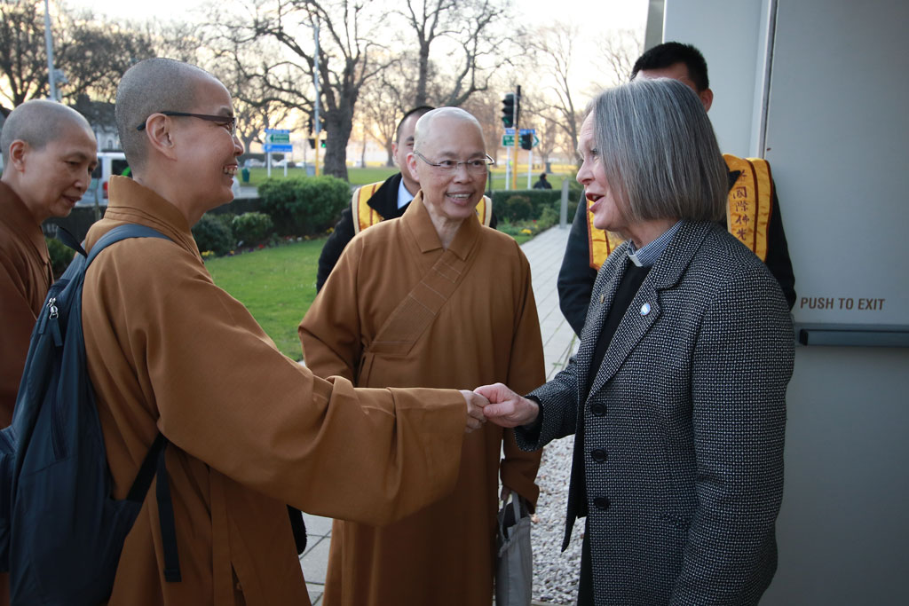 Presentation of Venerable Master Hsing Yun’s photo-biography to Dean of ...