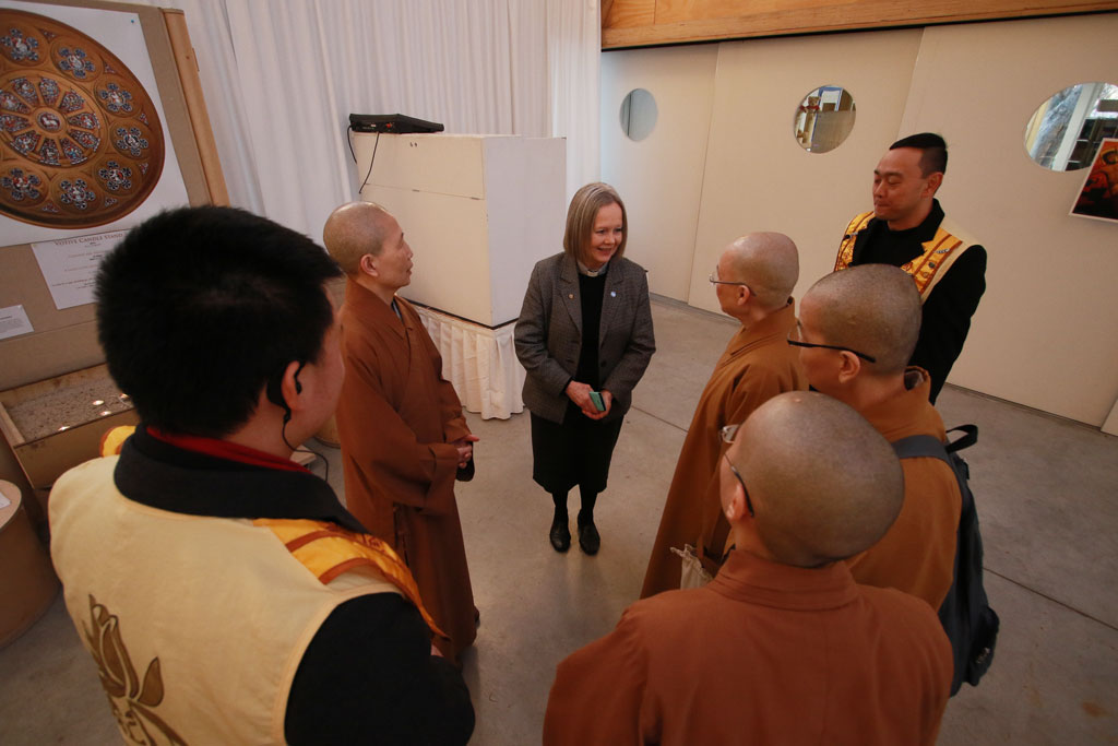 Presentation of Venerable Master Hsing Yun’s photo-biography to Dean of ...