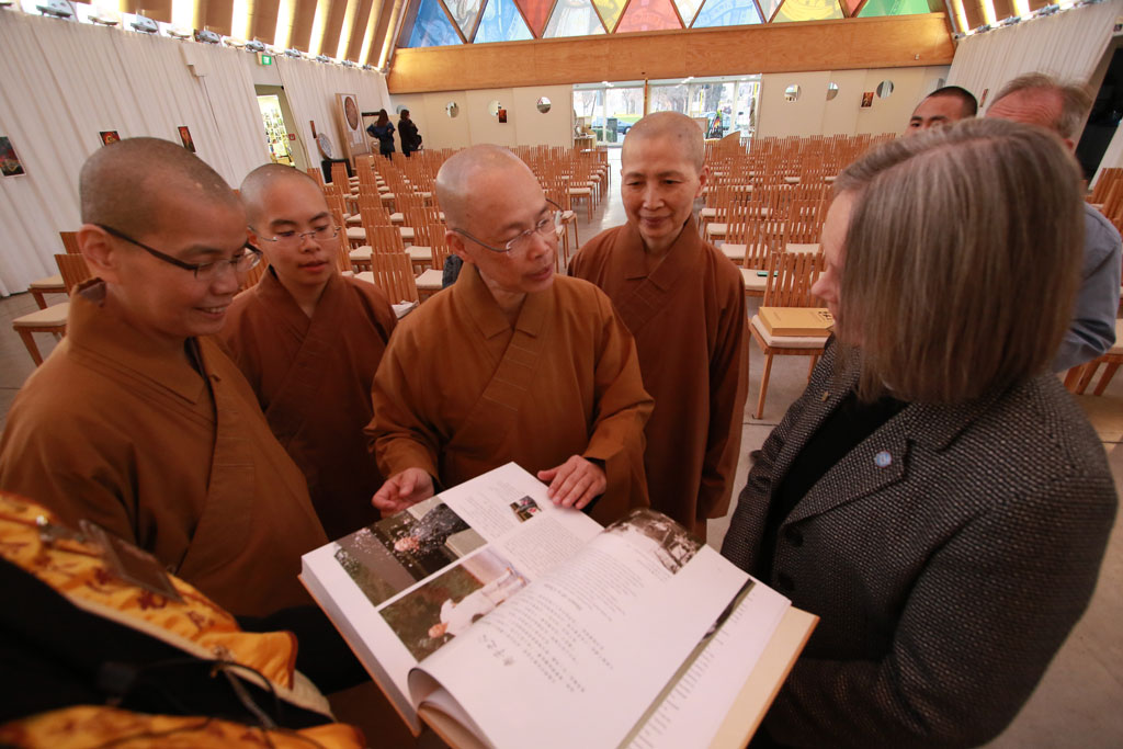 Presentation of Venerable Master Hsing Yun’s photo-biography to Dean of ...