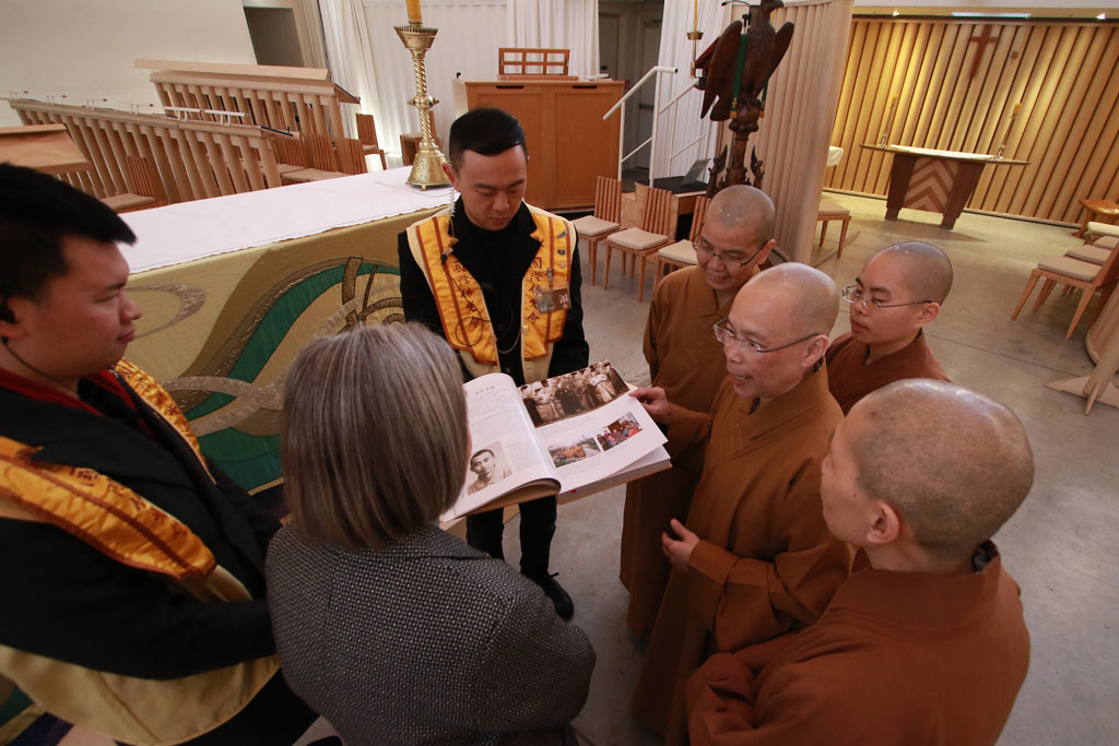 Presentation of Venerable Master Hsing Yun’s photo-biography to Dean of ...