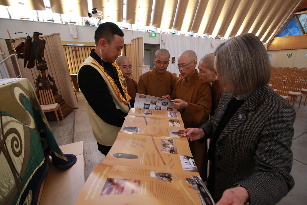 Presentation of Venerable Master Hsing Yun’s photo-biography to Dean of ...