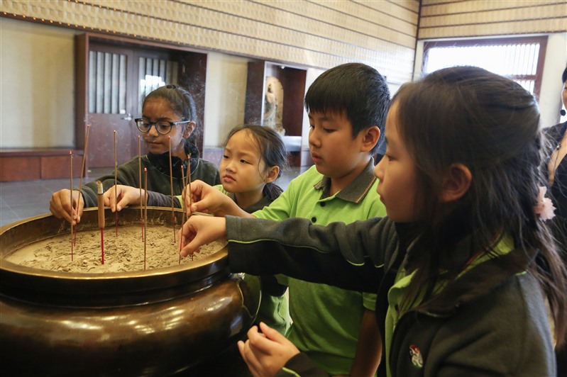 Inspector Honan Visited FGS Buddhist Temple NZ to Understand the 3G4G ...